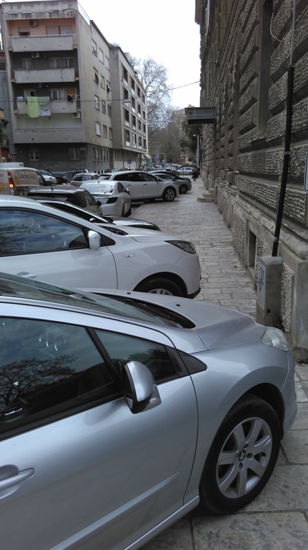 Pusti me proći uz parking za policiju – 057info