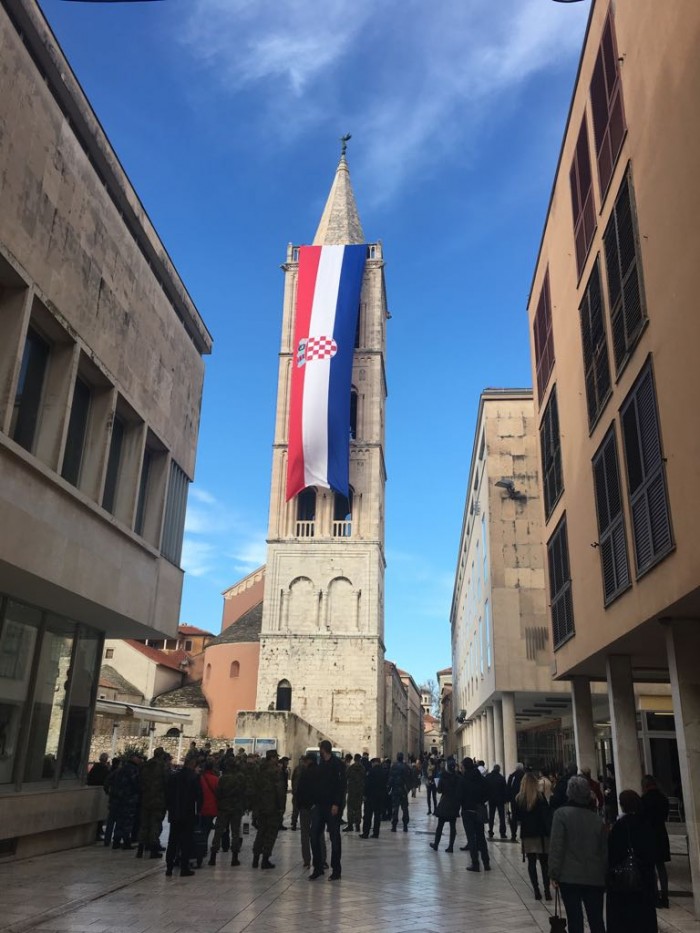 FOTO: Najveći hrvatski barjak zavijorio se sa zvonika sv. Stošije – 057info