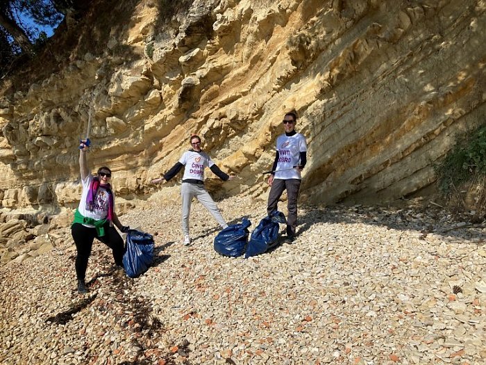 Volonteri udruge Porat očistili plažu Podbrig u Arbanasima – 057info