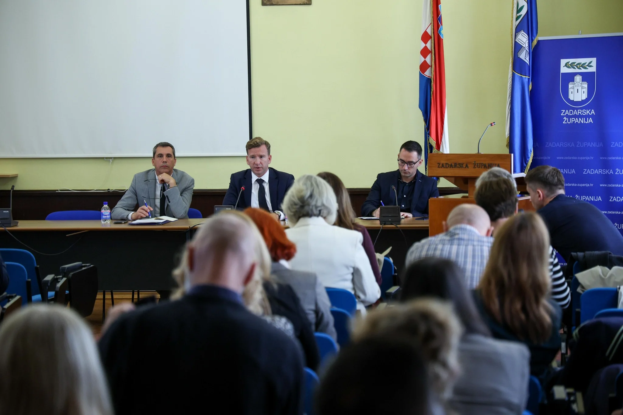 Župan Bilaver s ravnateljima škola o ograničenju korištenja mobitela i ...